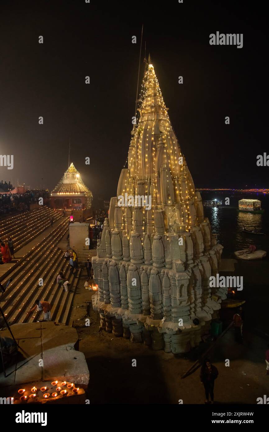Ratneshwar Mahadev Temple, Ganga Ghat, Varanasi Stock Photo - Alamy