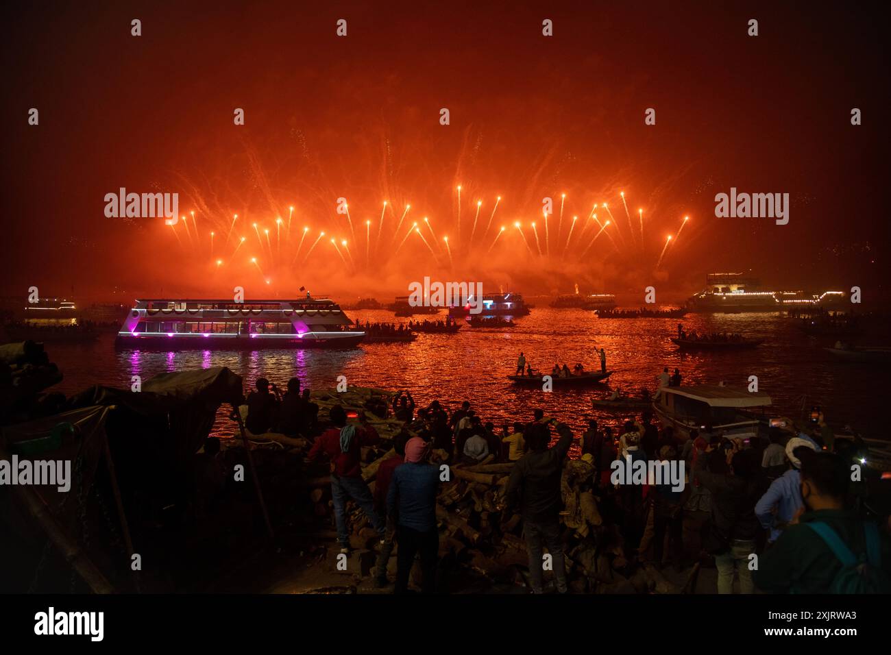 Diwali festival lights in varanasi hi-res stock photography and images ...