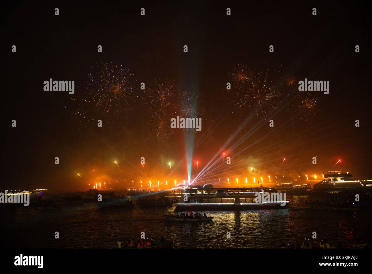 Diwali festival lights in varanasi hi-res stock photography and images ...