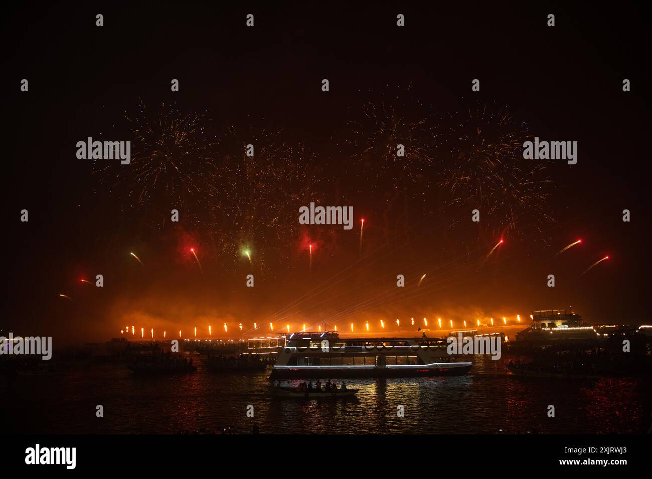 Diwali festival lights in varanasi hi-res stock photography and images ...