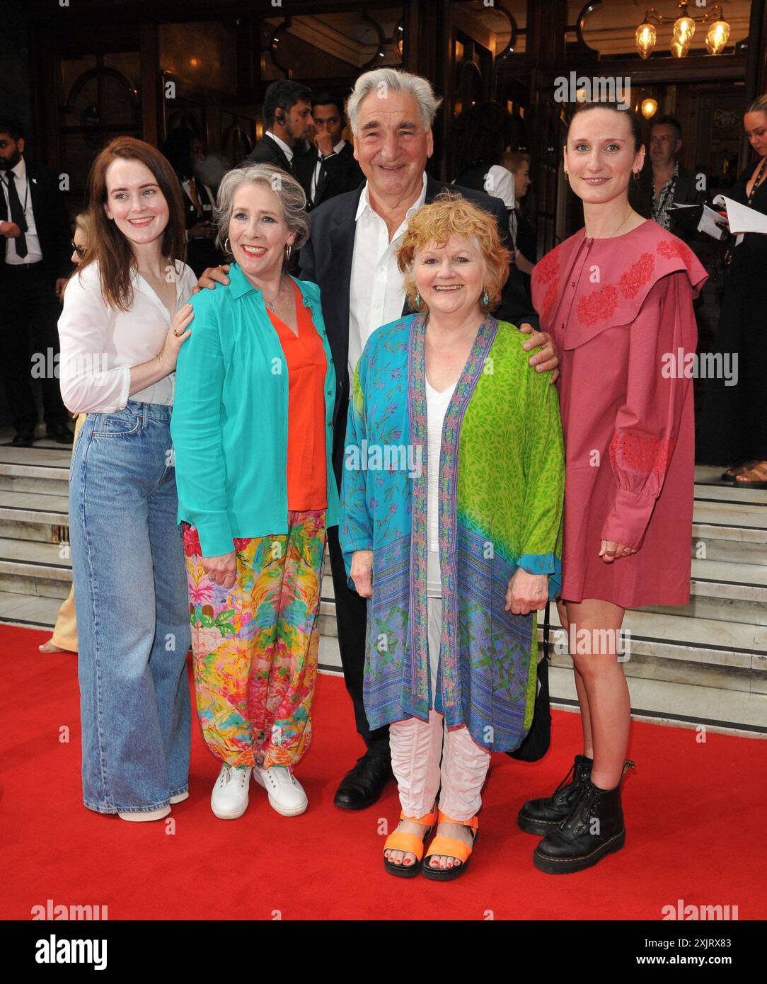 (l to r) Sophie McShera, Phyllis Logan, Jim Carter, Lesley Nicol and ...