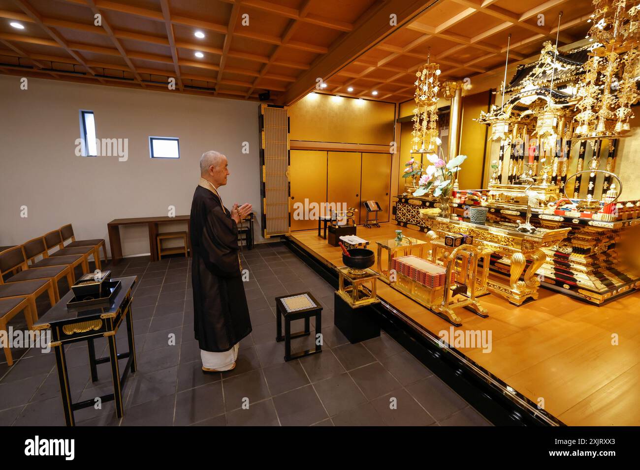 Tokyo burial hi-res stock photography and images - Alamy