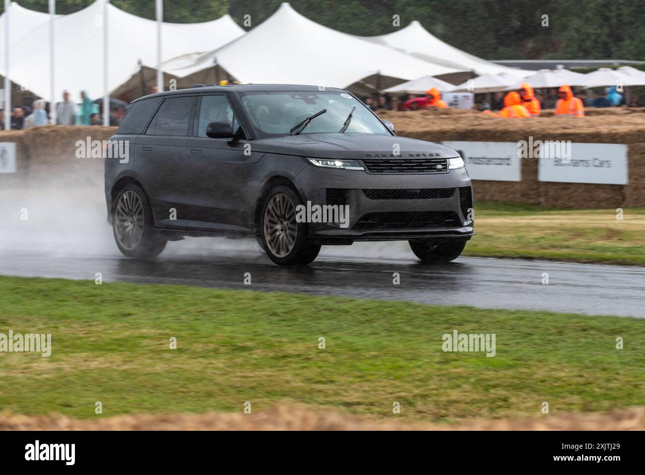 Range rover driving up hi-res stock photography and images - Alamy