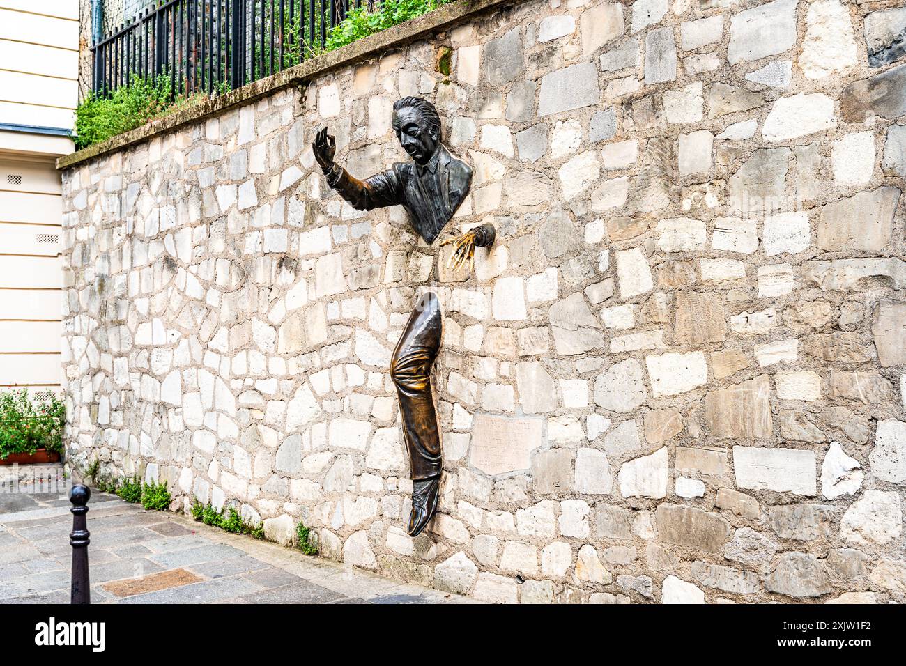 Statue of The passer-through-walls or Walker-through-Walls (French ...