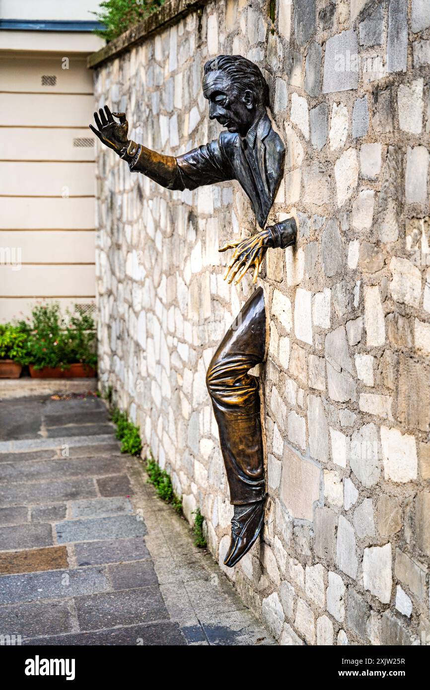 Statue of The passer-through-walls or Walker-through-Walls (French ...