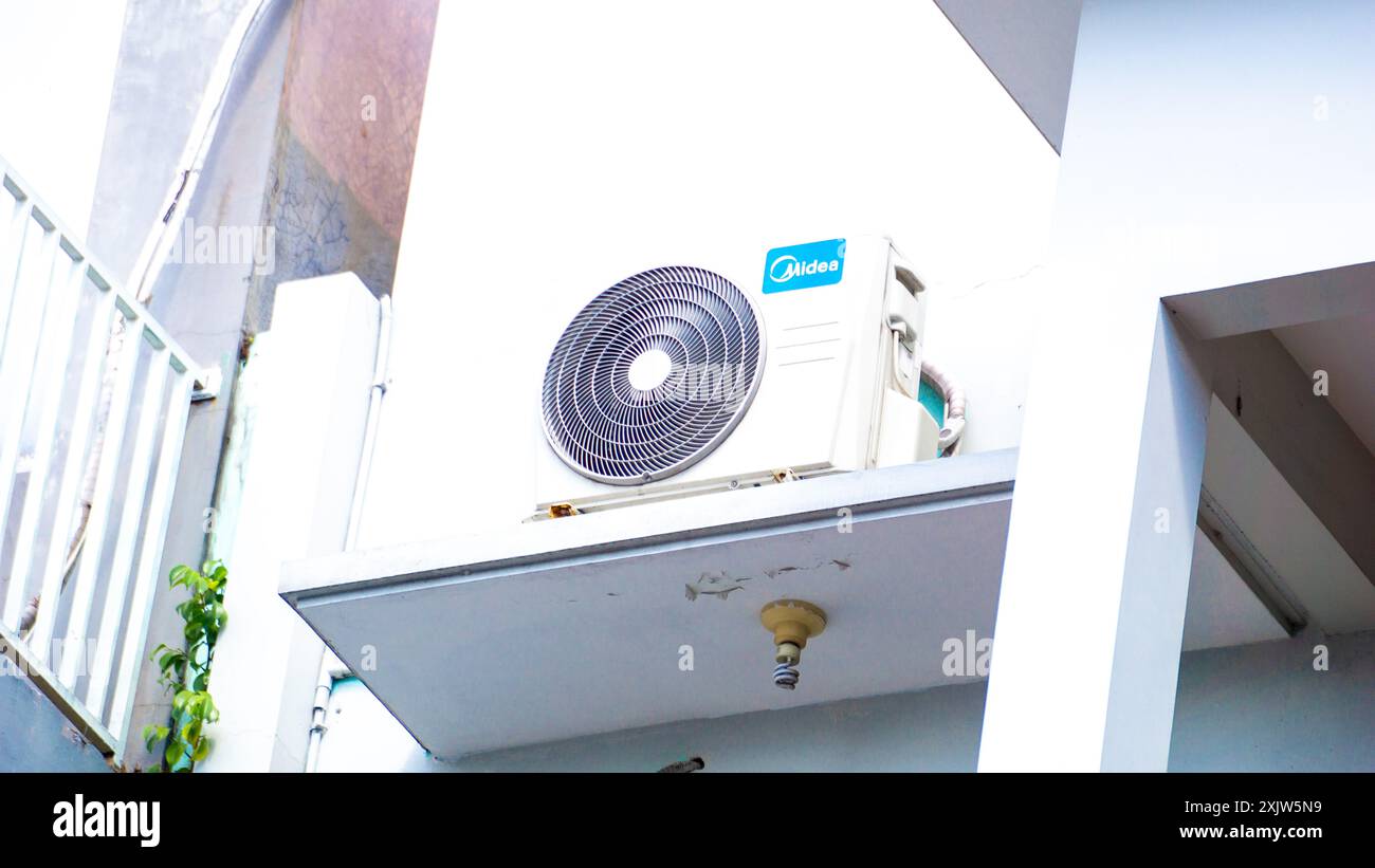 White air conditioner hi-res stock photography and images - Alamy