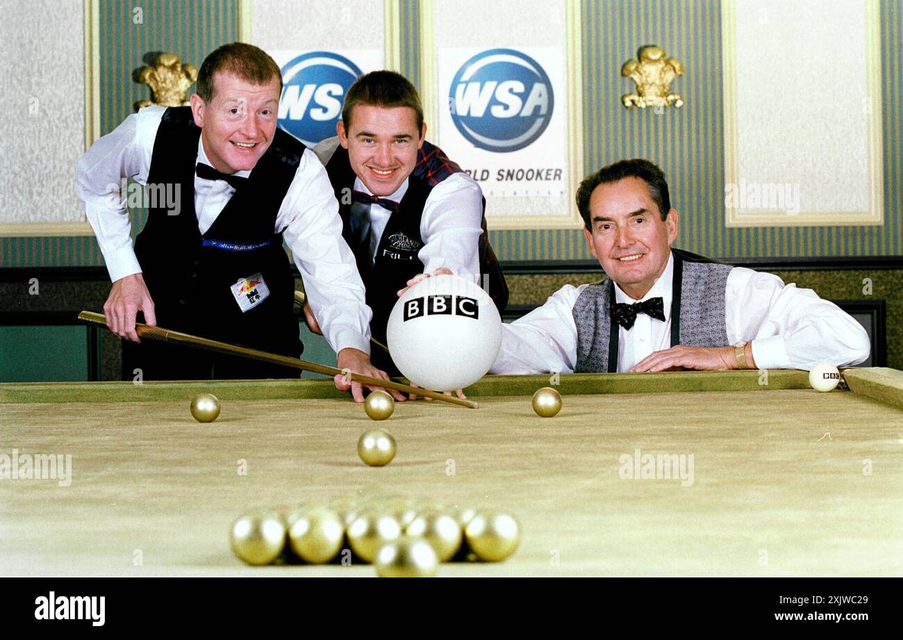 File photo dated 13-10-2000 of former World Snooker champions (L-R ...