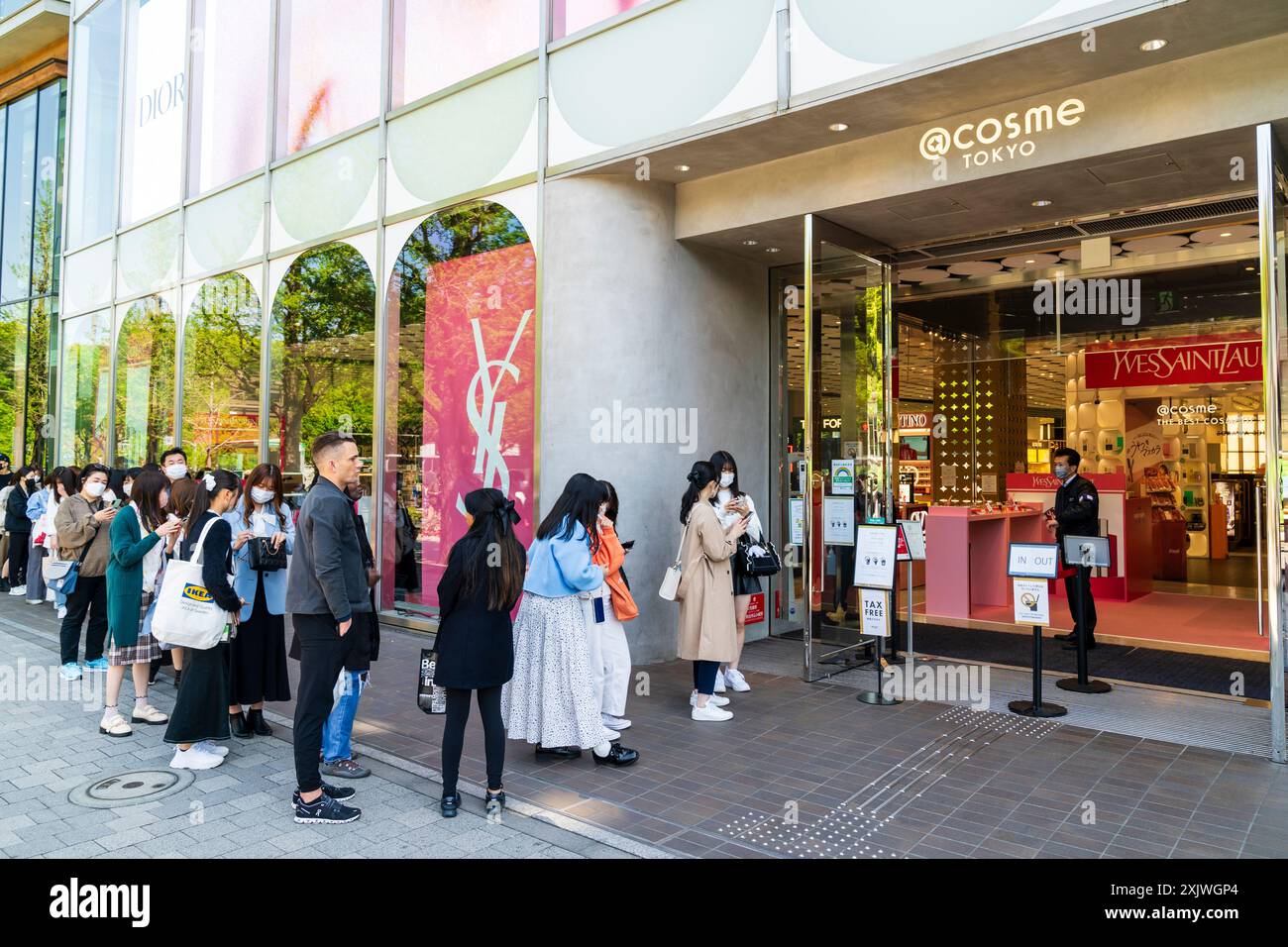 People queueing outside the entrance for the morning opening of Cosme ...