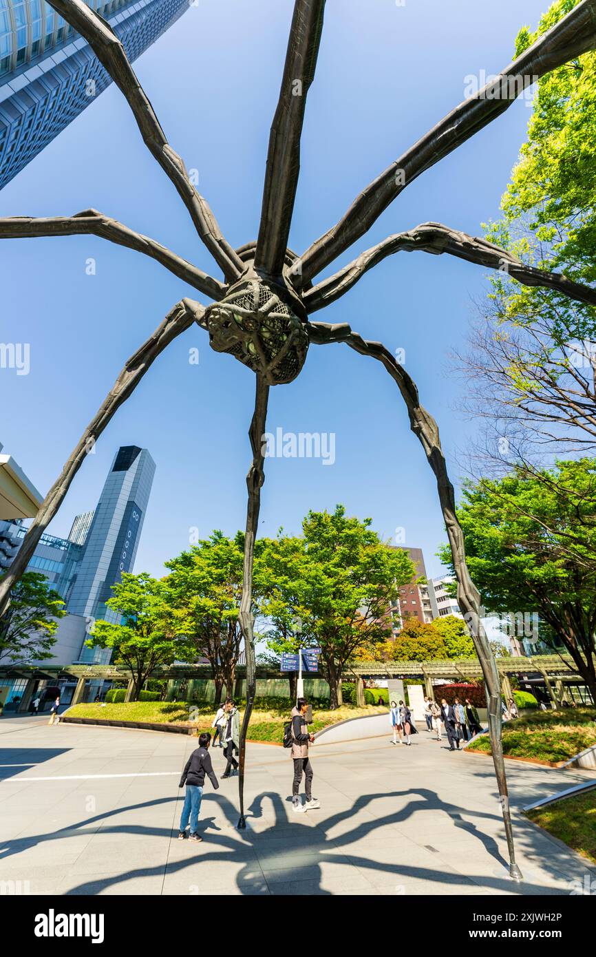 The Maman Spider Sculpture at the Mori Tower in Roppongi Hills in Tokyo ...