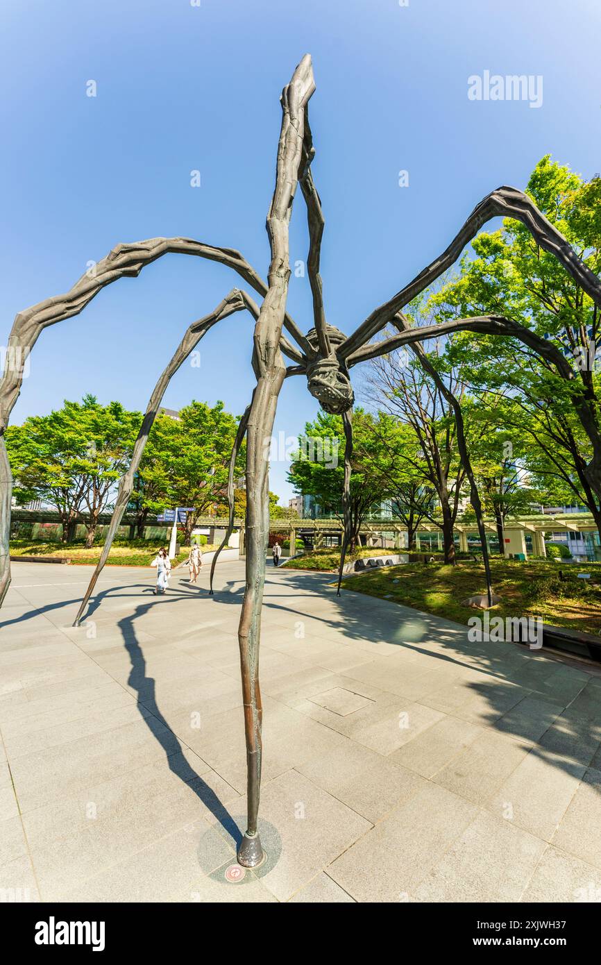 The Maman Spider Sculpture at the Mori Tower in Roppongi Hills in Tokyo ...
