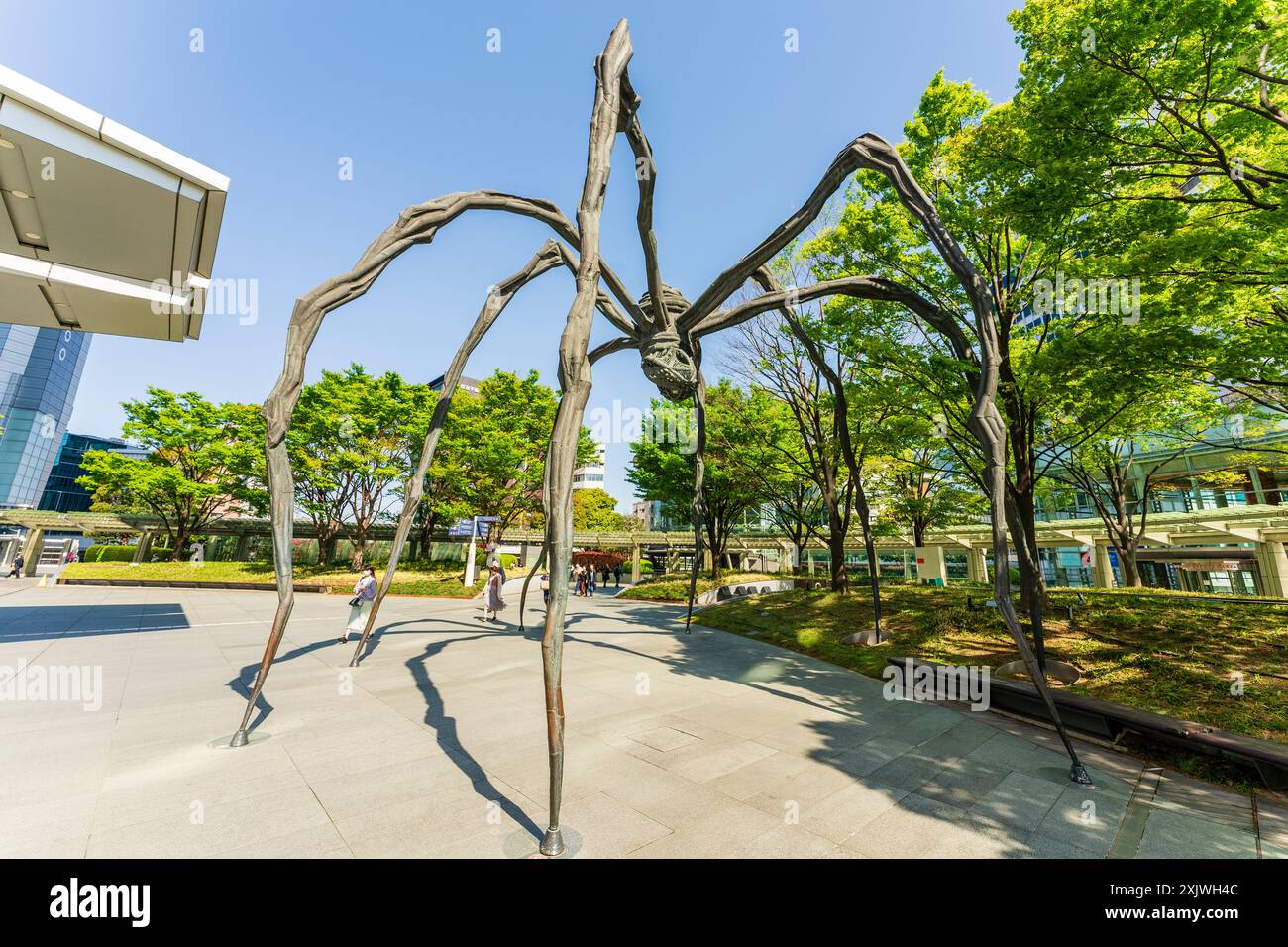 The Maman Spider Sculpture at the Mori Tower in Roppongi Hills in Tokyo ...