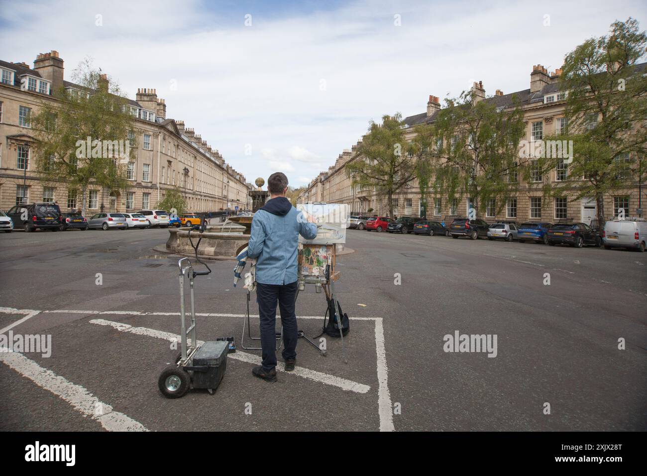 An artist paints Laura Place Fountain and houses in Bath, Somerset in ...