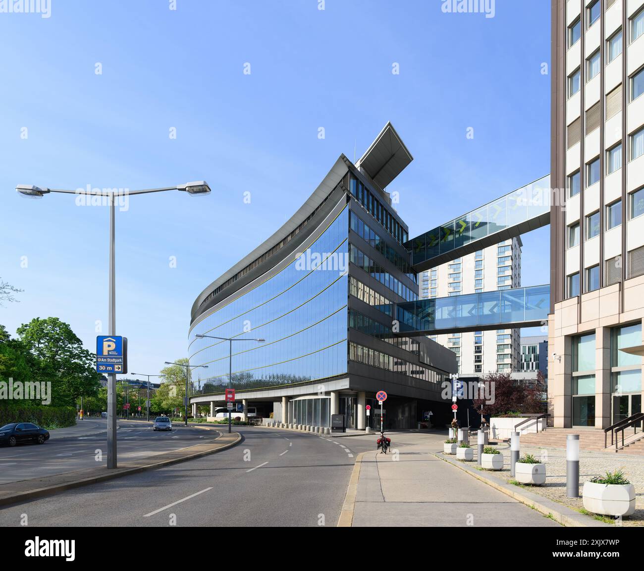 Curve building hi-res stock photography and images - Alamy