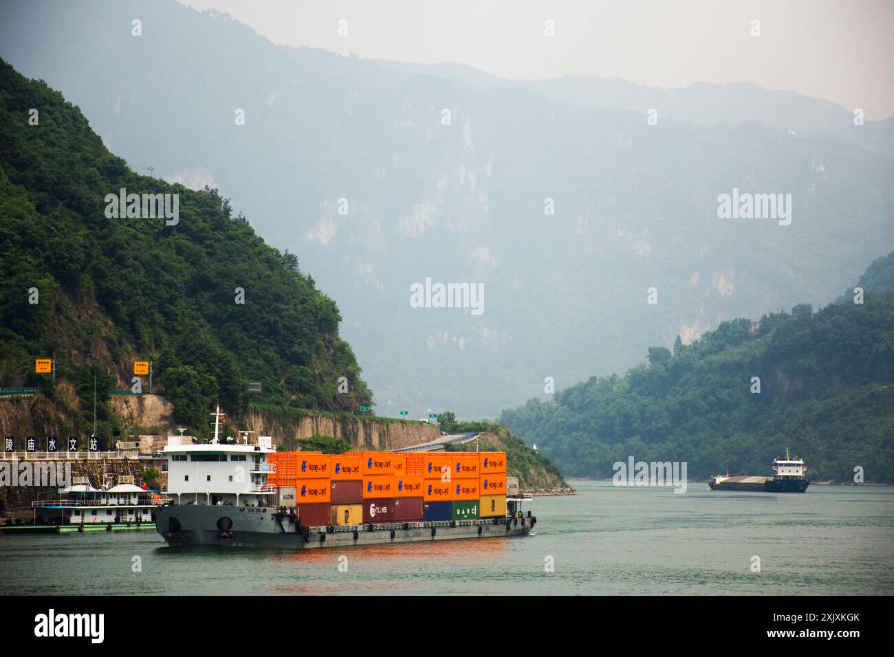 Chinese people drive sail barge boat and tugboat cargo ship delivery ...