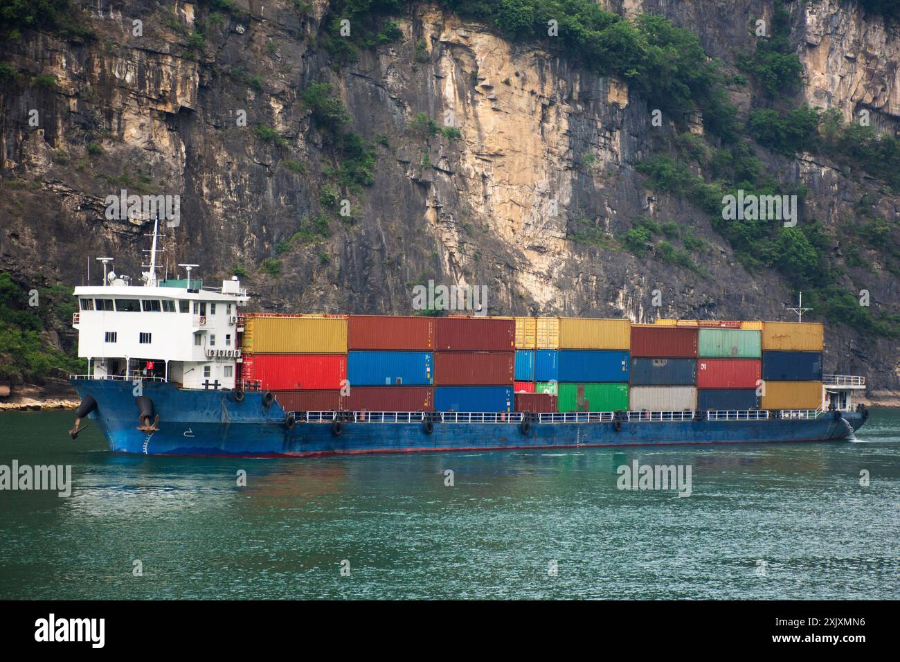 Chinese people drive sail barge and tugboat cargo ship delivery ...