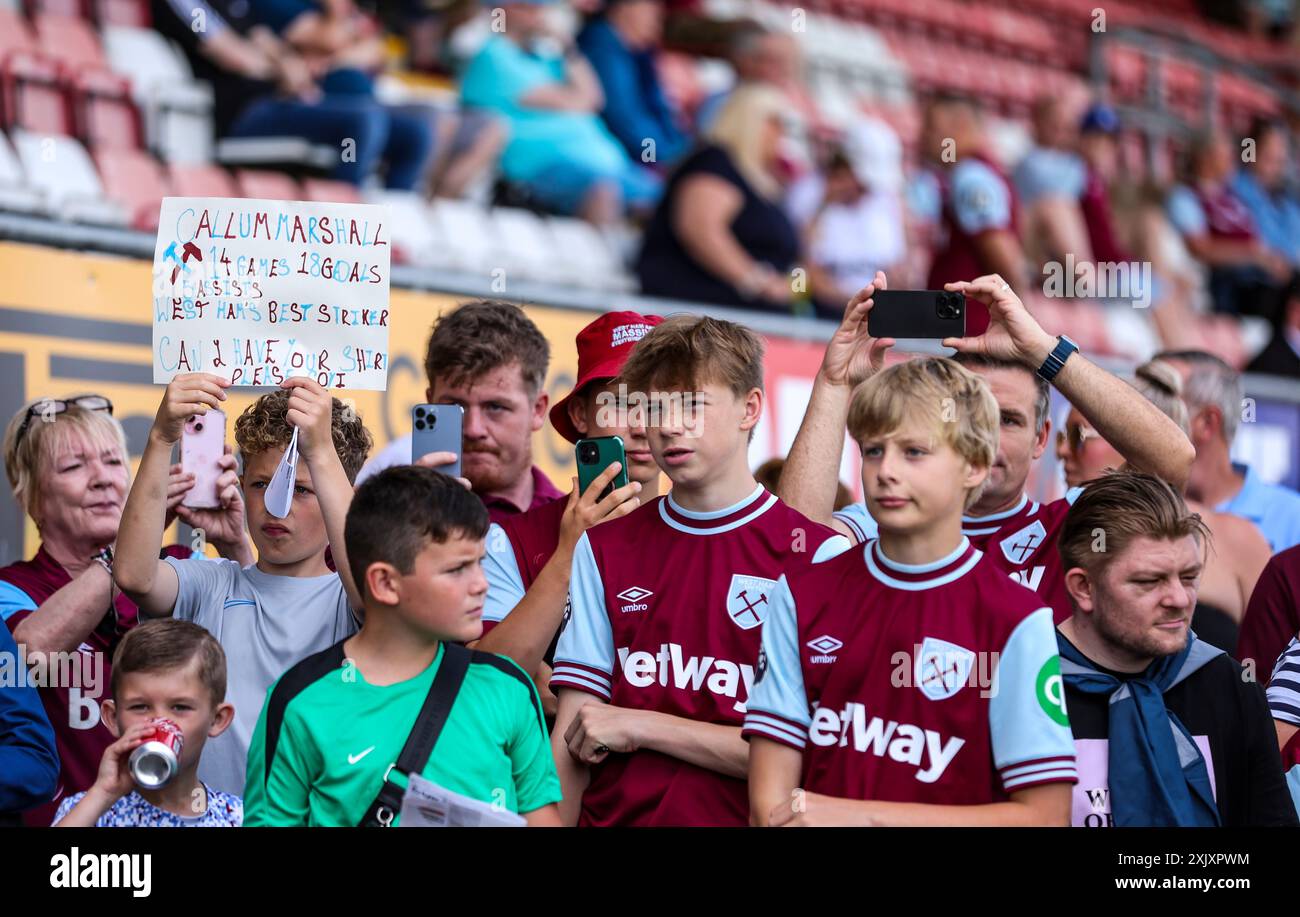 West ham united fans hi-res stock photography and images - Alamy