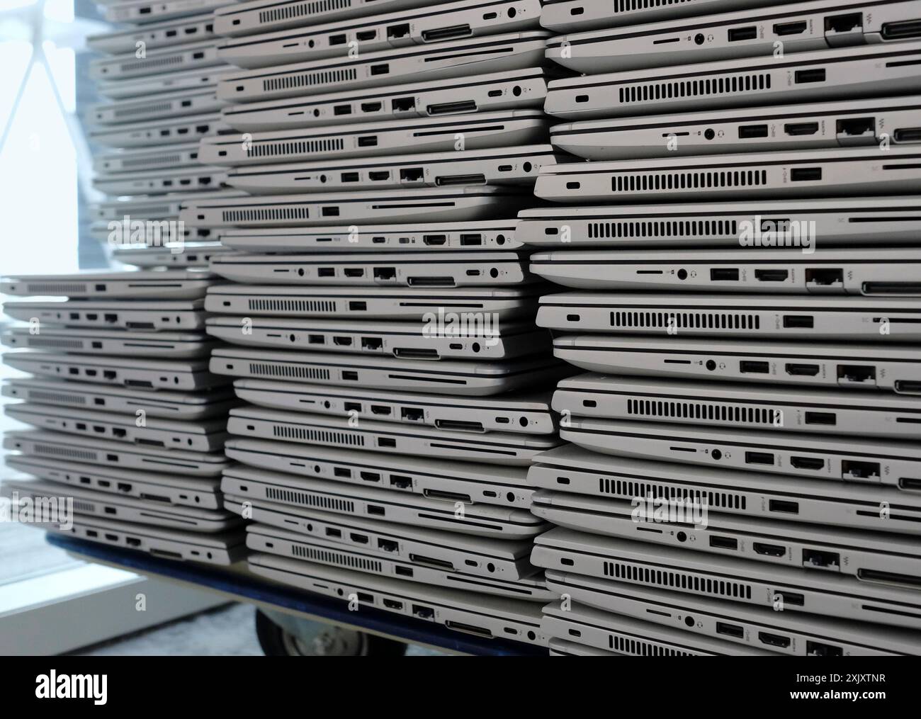 Recycling laptops hi-res stock photography and images - Alamy