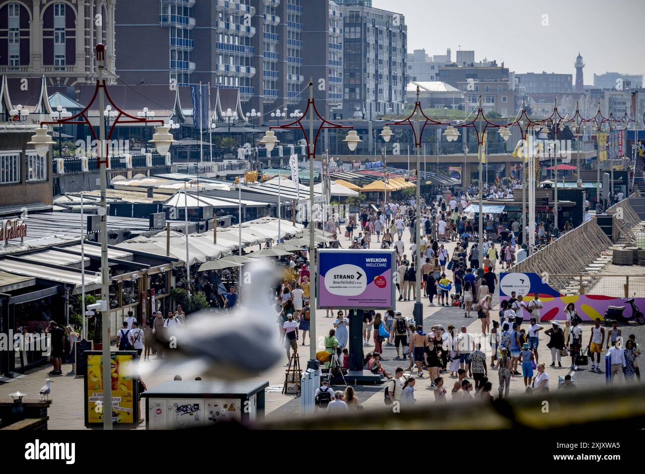SCHEVENINGEN - Busy on the boulevard of Scheveningen, on a weekend with ...
