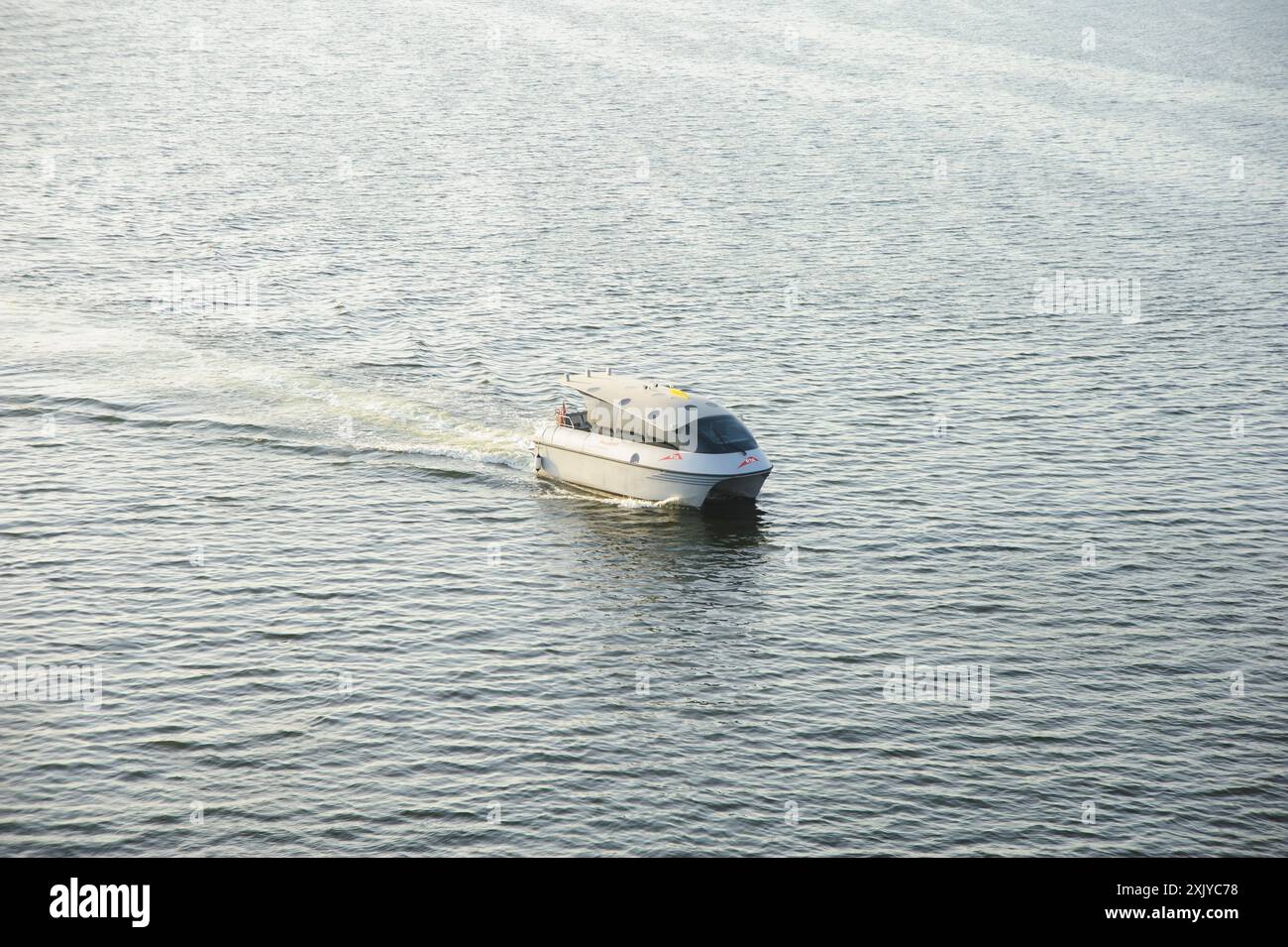 UAE, Dubai, 21st Mai 2011, Dubai Water TAXI RTA boat service cruising ...
