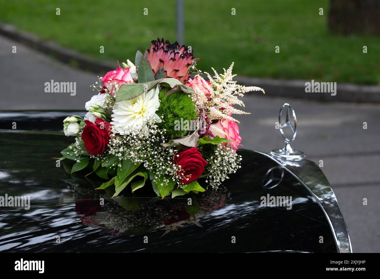 Wedding car with floral decorations, black Mercedes-Benz vintage car ...