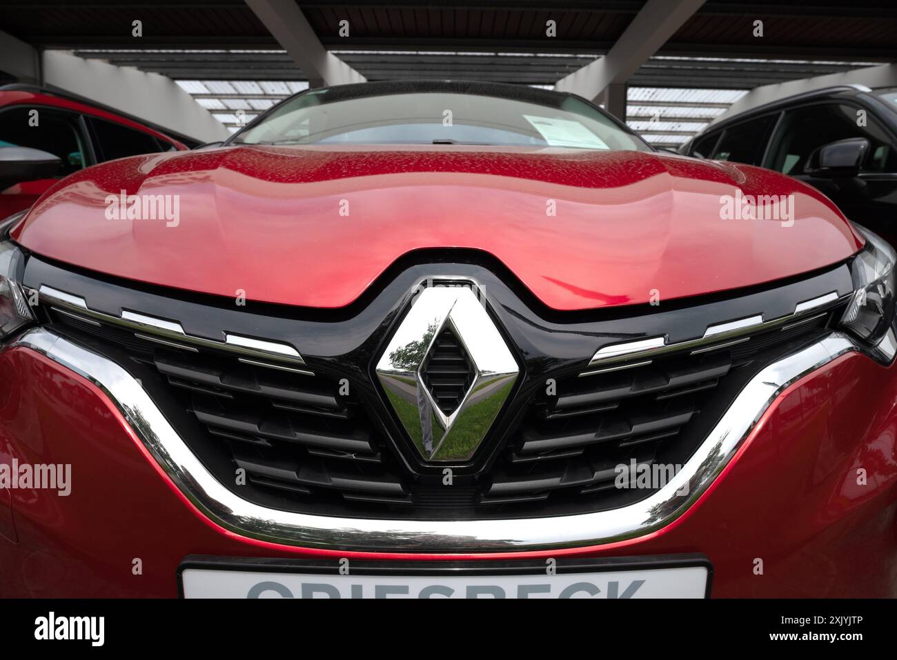 Logo of the car manufacturer Renault on a red car Stock Photo - Alamy