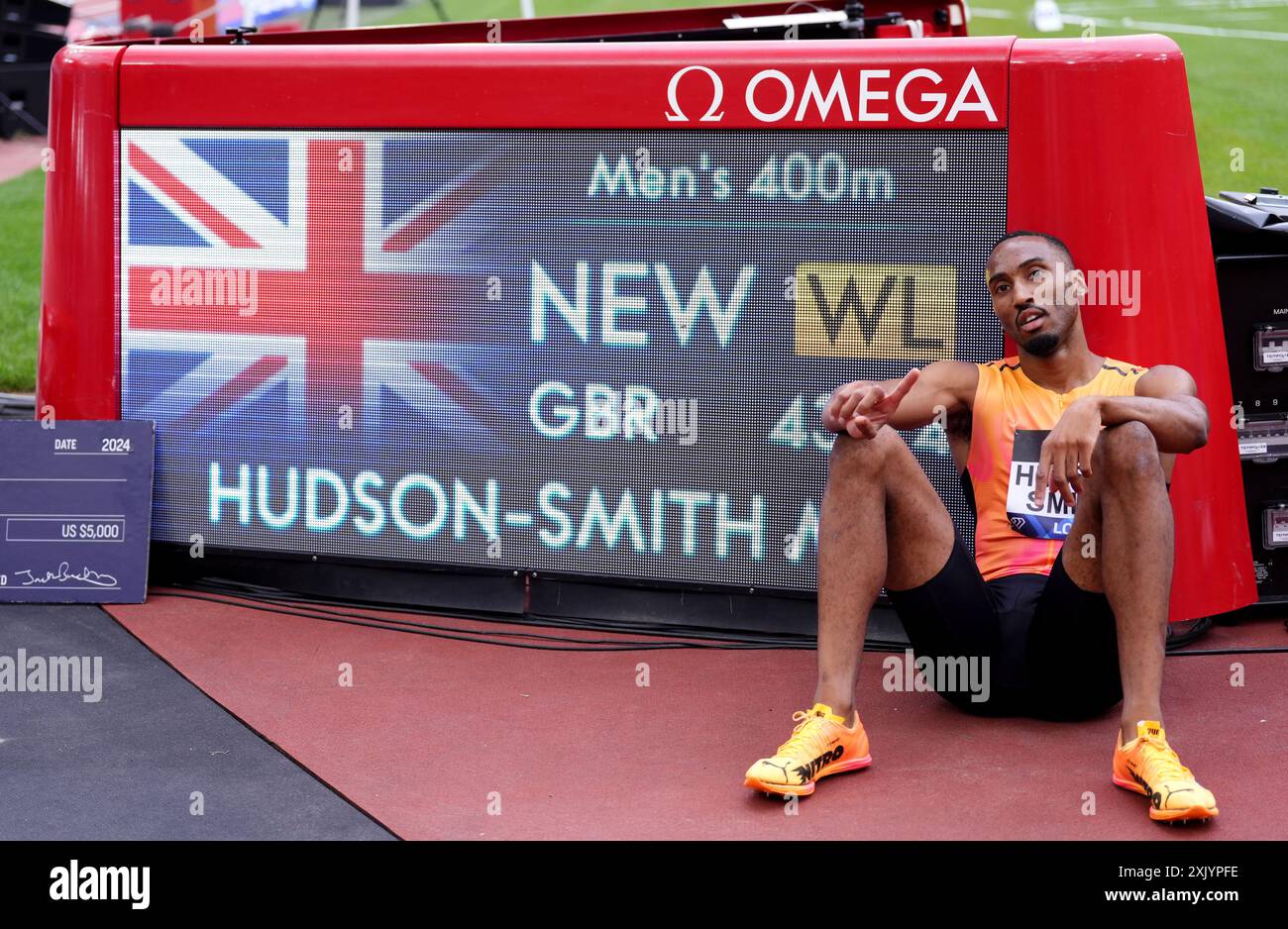 Matthew Hudson-Smith of Great Britain celebrates after winning the Men ...