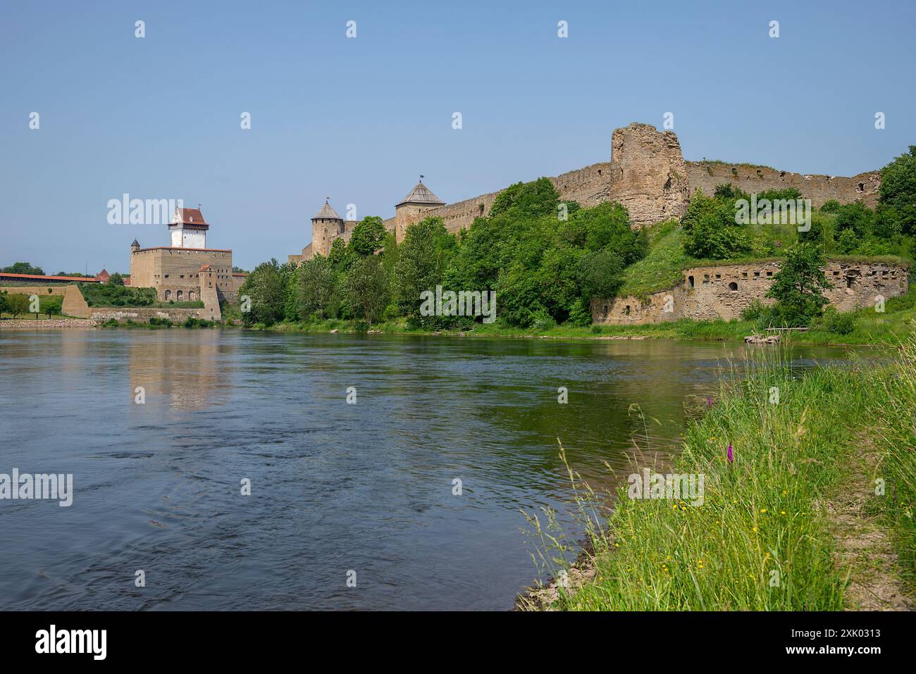 Two countries - two fortresses. On the border of Russia and Estonia Stock Photo - Alamy