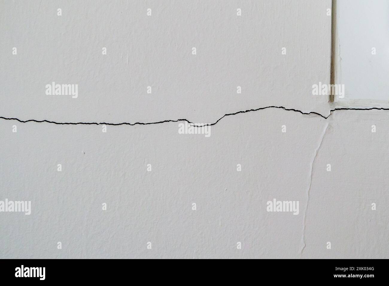 New house wall crack near window frame Stock Photo - Alamy