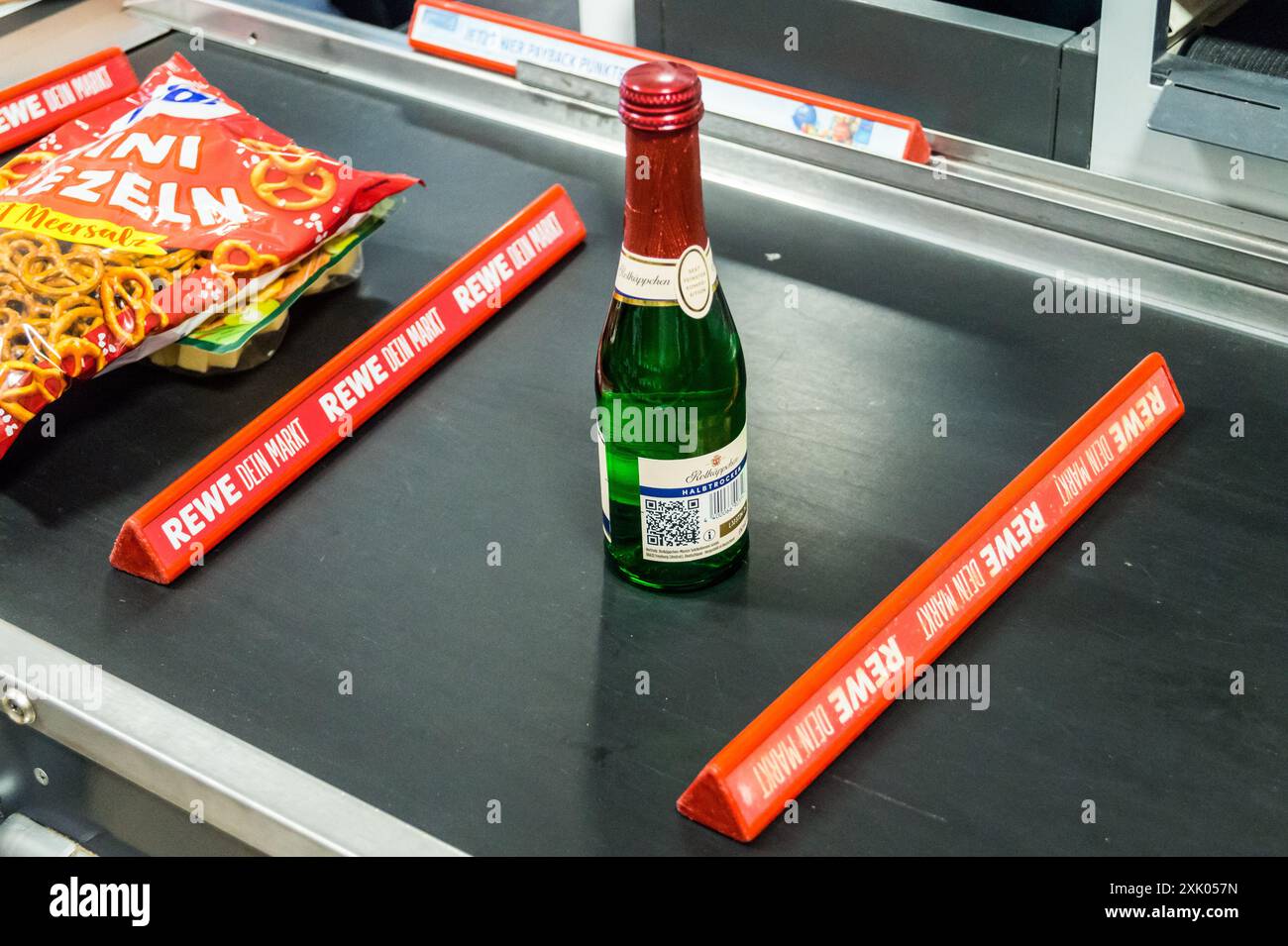 Supermarket checkout conveyor belt hi-res stock photography and images ...