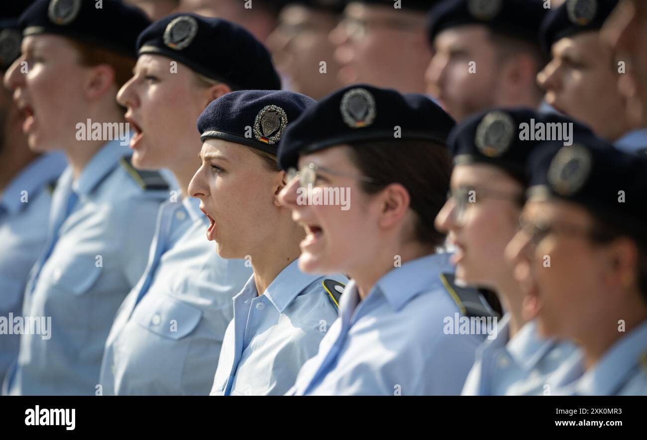 Berlin, Germany. 20th July, 2024. Soldiers shout their company's battle ...