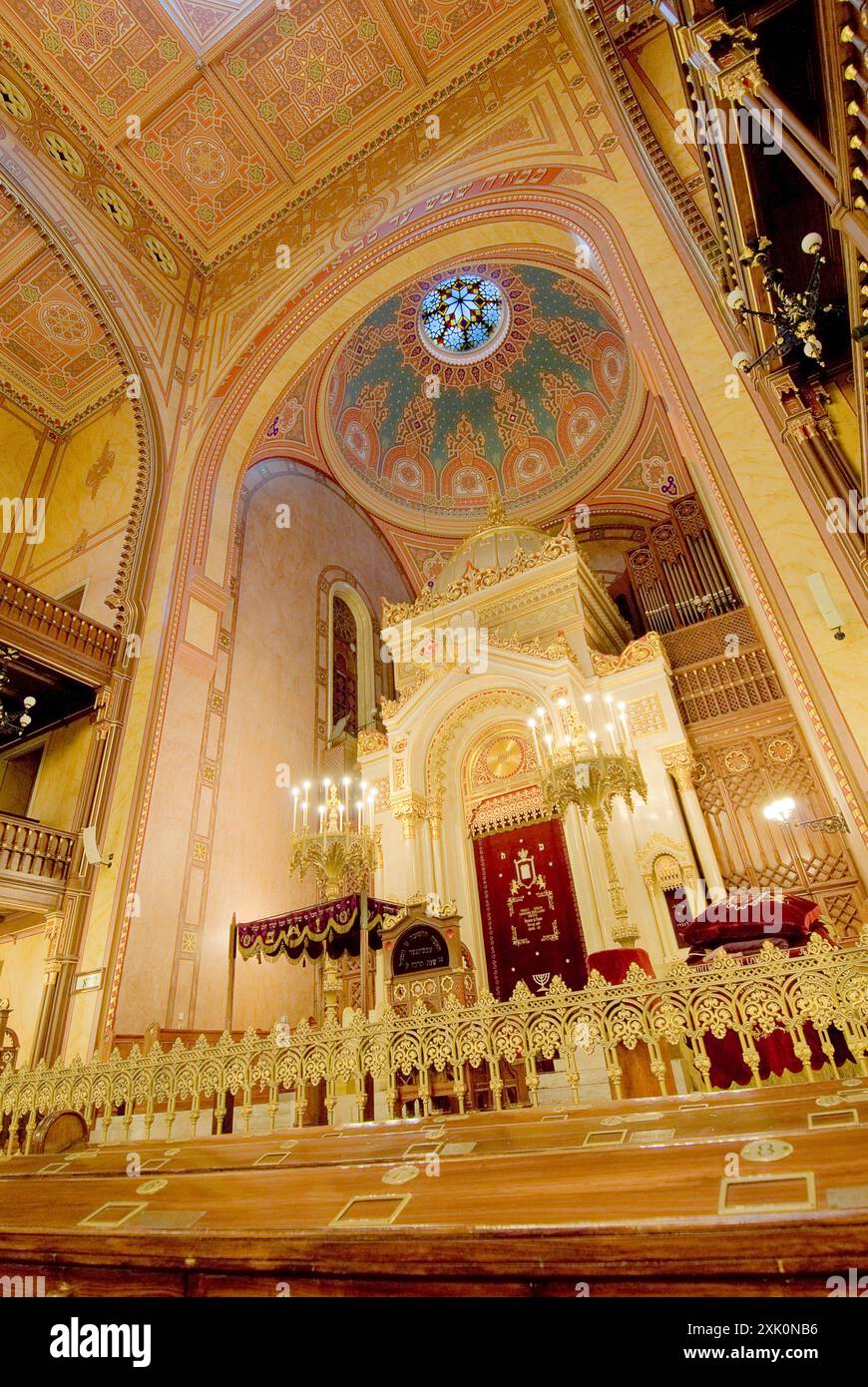 Dohany Street Synagogue interior - largest neolog synagogue in the ...