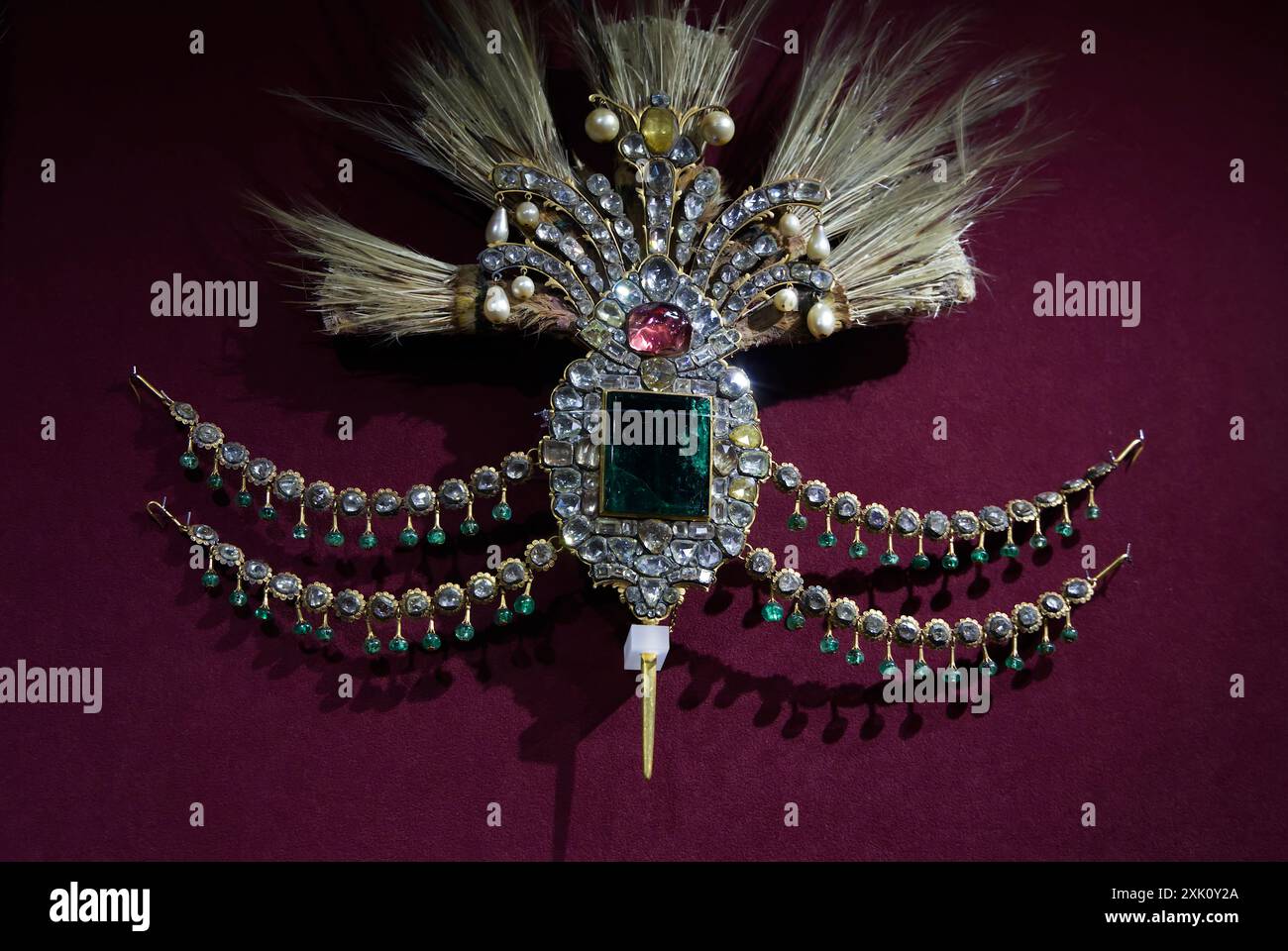 Ancient jewel in Topkapi museum in Istanbul, Turkey Stock Photo - Alamy