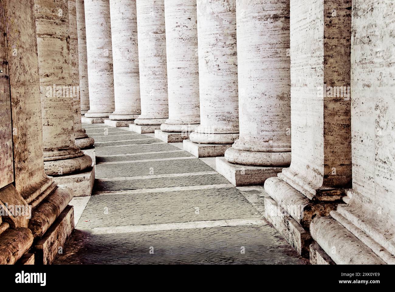 Colonnade of 284 columns - detail - surrounds St Peters Square - Vatican City Stock Photo - Alamy