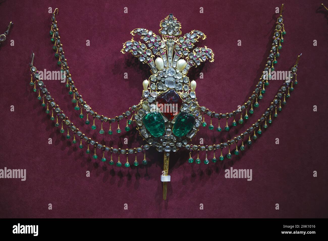 Ancient jewel in Topkapi museum in Istanbul, Turkey Stock Photo - Alamy