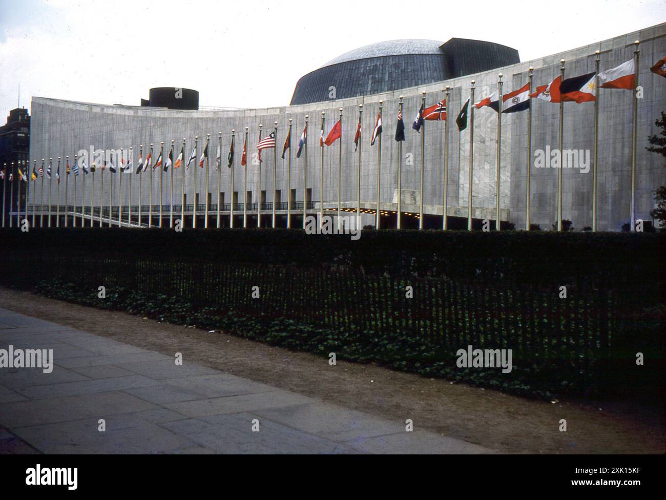 New York, USA. September 1959 – A view of the headquarters building of ...