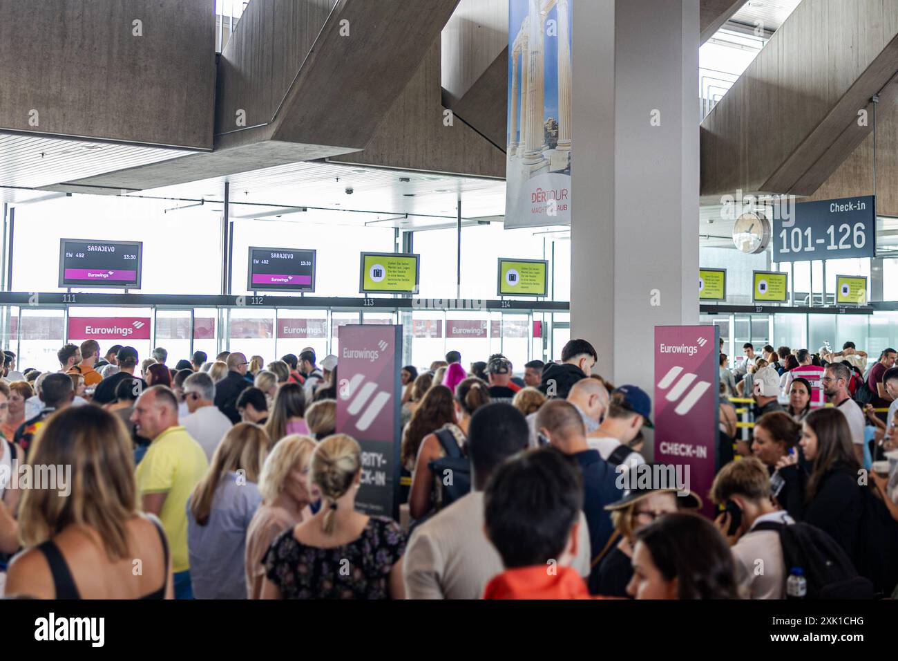 Crowdstrike airport crowd hi-res stock photography and images - Alamy