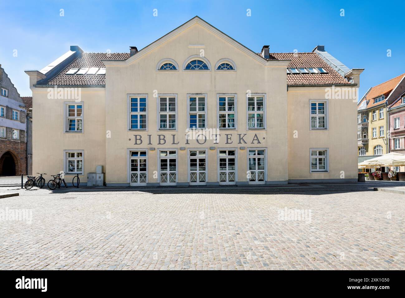 Two story structure in the middle of town square Stock Photo - Alamy