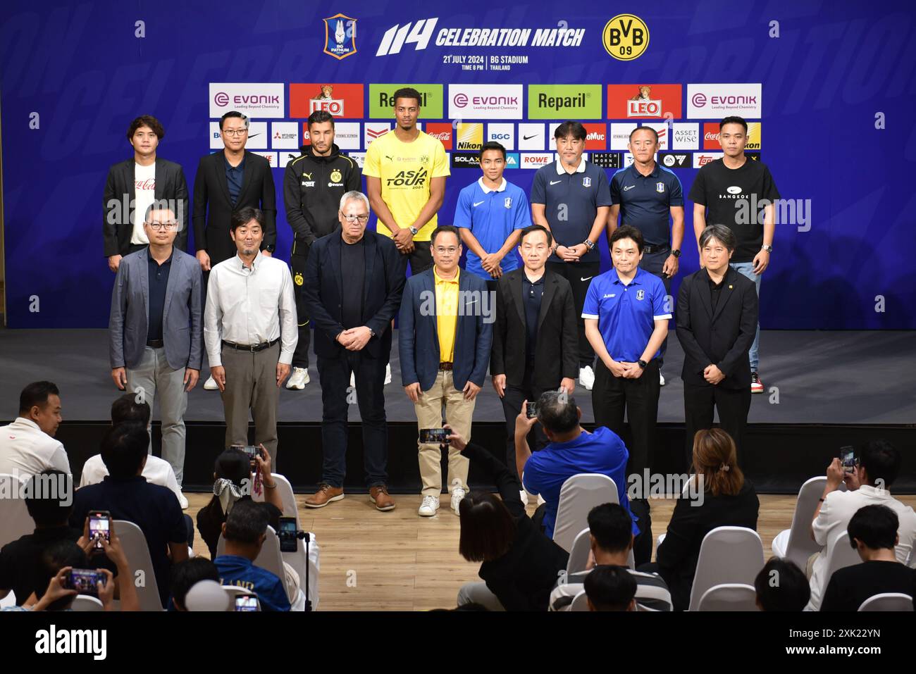 Pre match celebration hi-res stock photography and images - Alamy