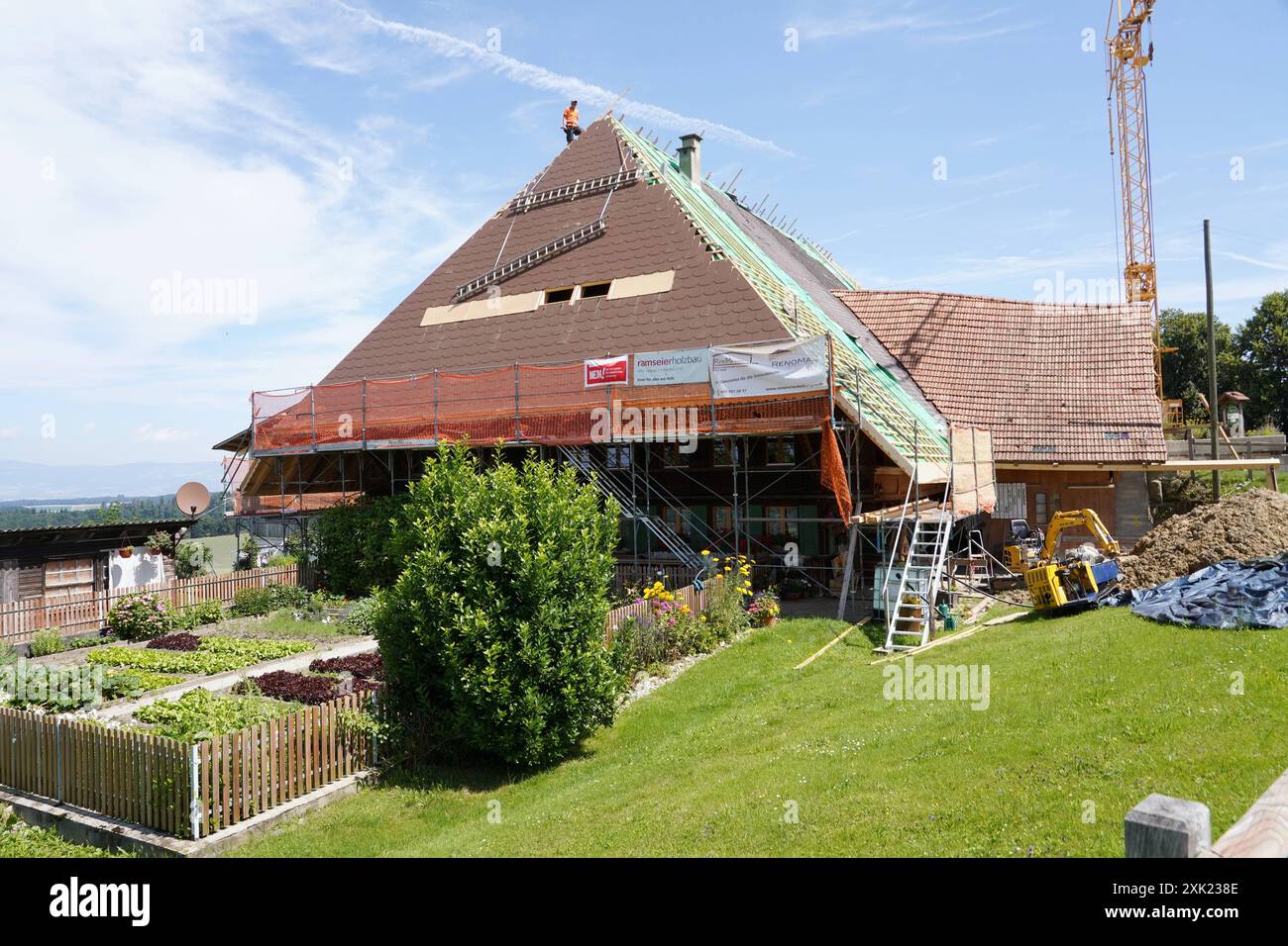 Anton Geisser 19.07.2024 Emmental Schweiz. Bild : Dachsanierung an ...
