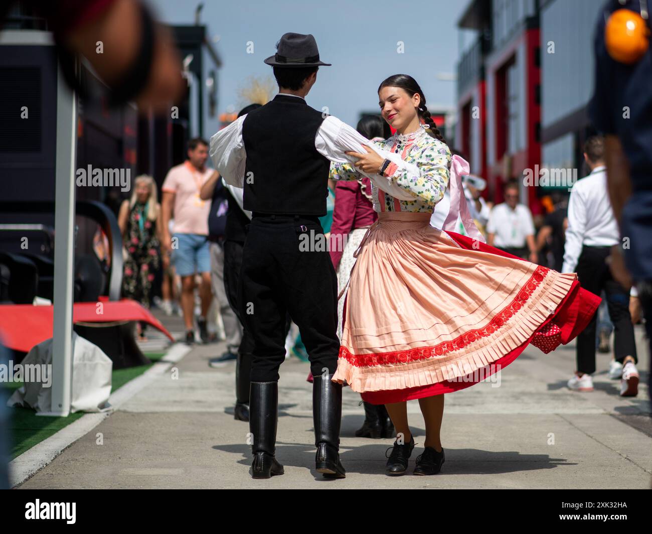 Symbolbild / Themenfoto Traditionelle ungarische Tanzgruppe in Tracht ...