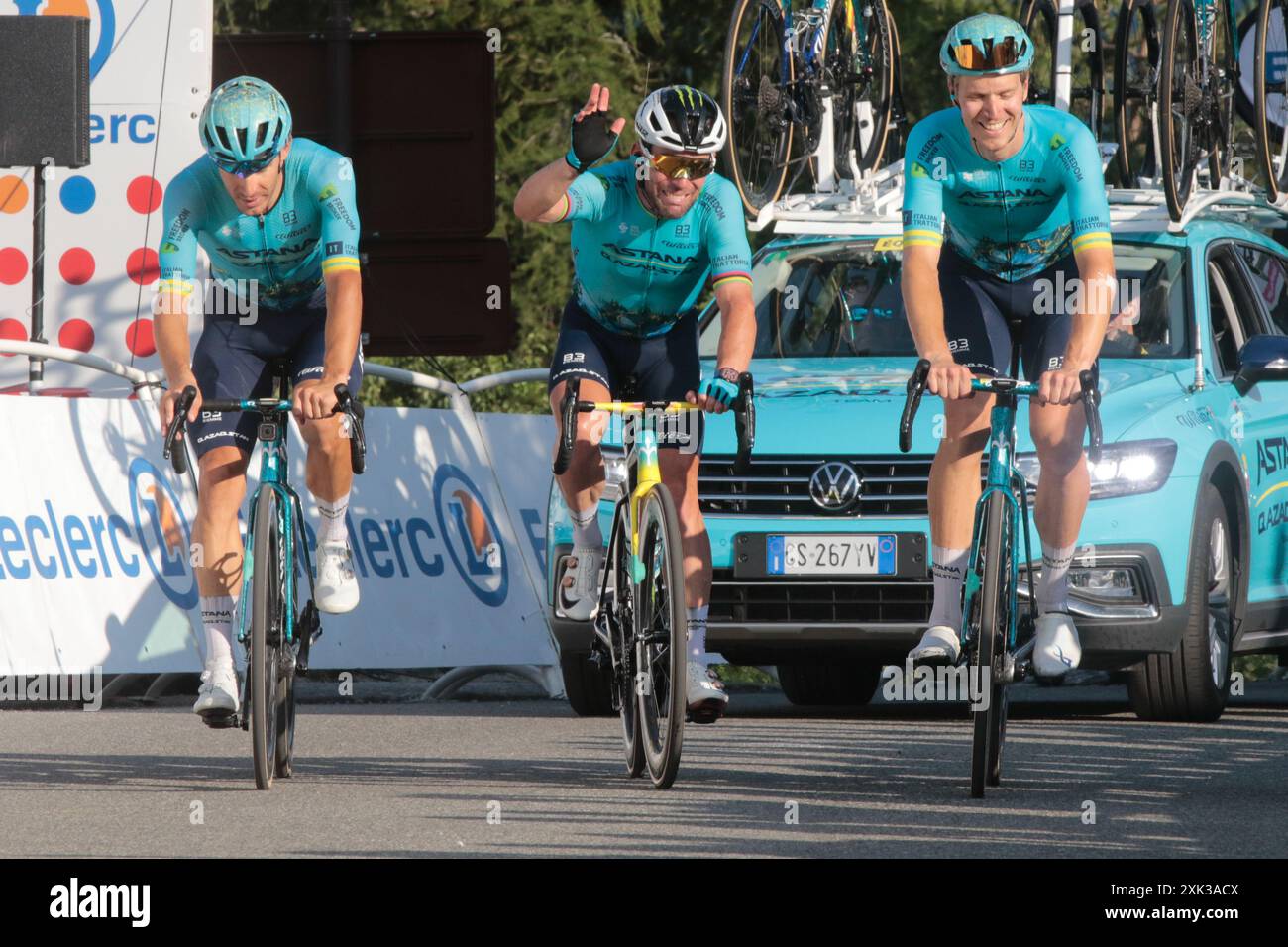 Emotional Mark Cavendish at final TDF road stage in his final Tour de ...
