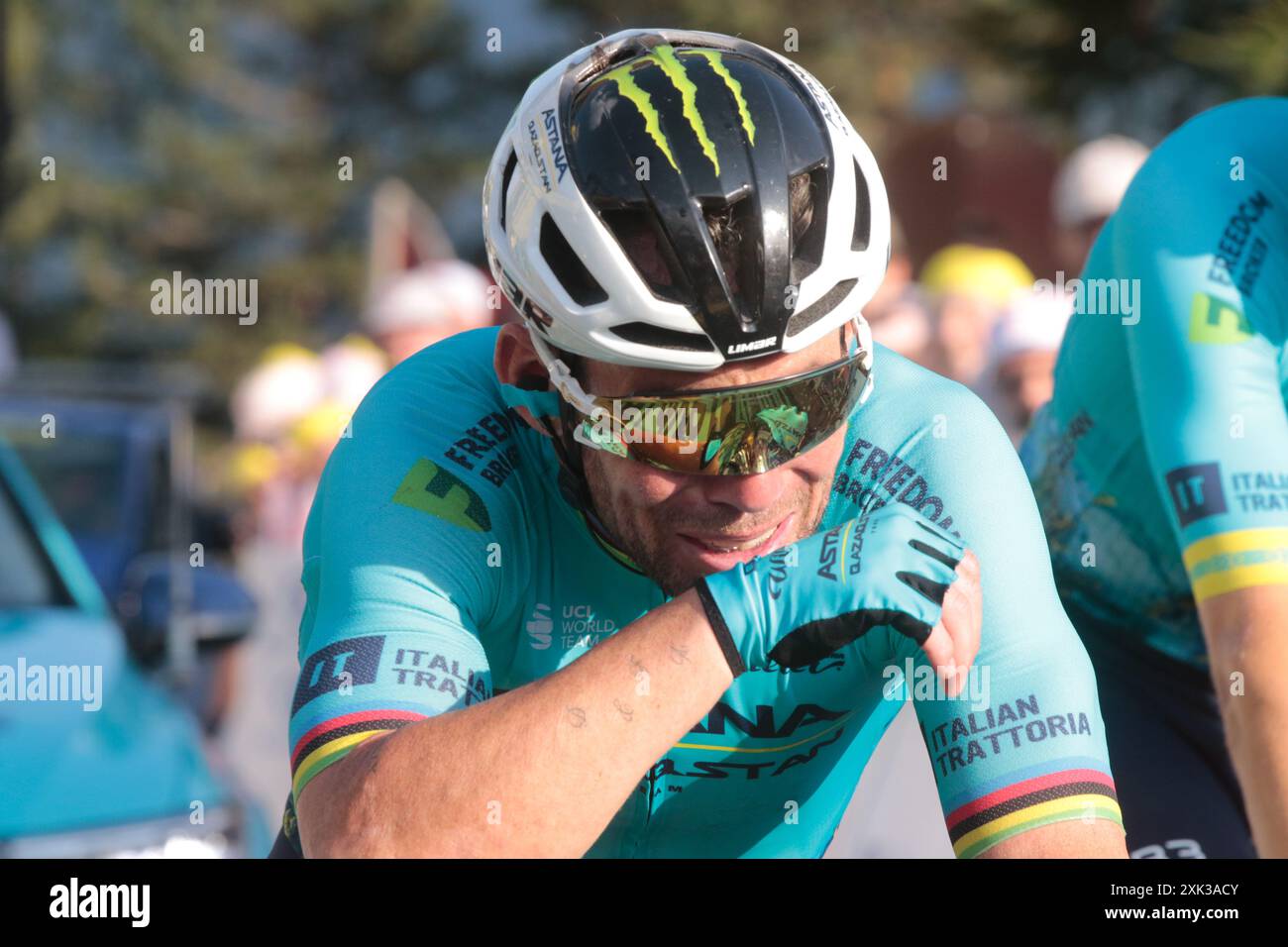 Emotional Mark Cavendish at final TDF road stage in his final Tour de ...