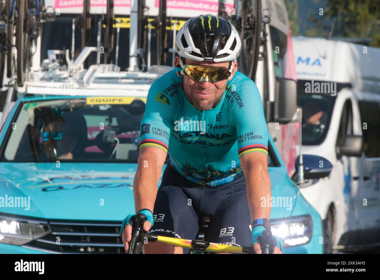 Emotional Mark Cavendish at final TDF road stage in his final Tour de ...