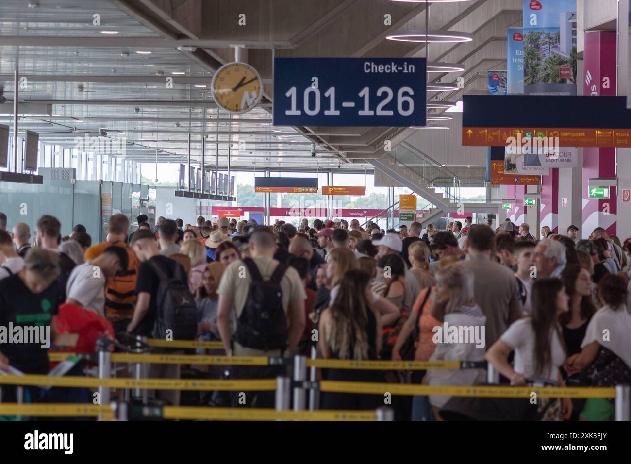 Crowdstrike airport crowd hi-res stock photography and images - Alamy