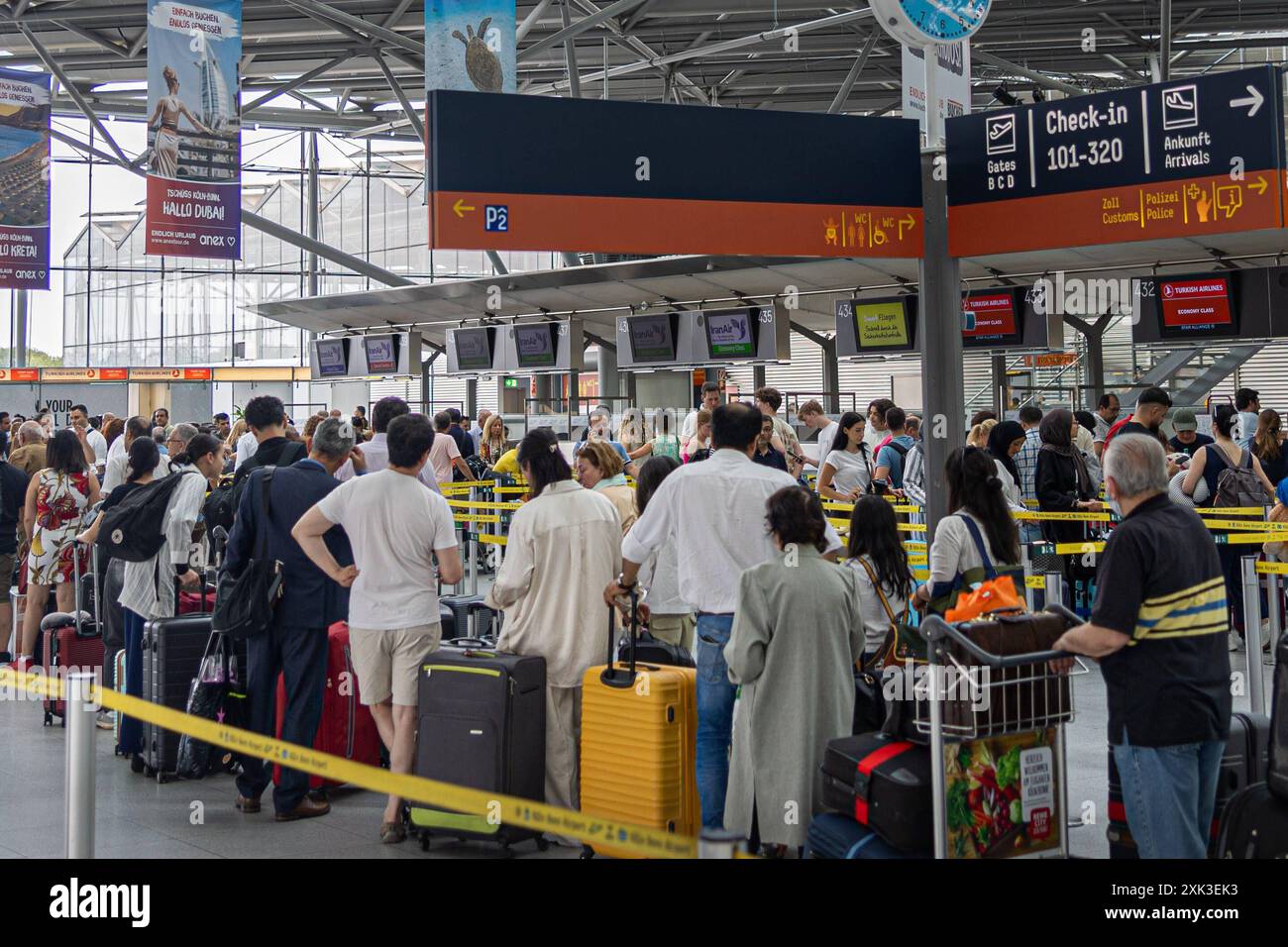Crowdstrike airport crowd hi-res stock photography and images - Alamy