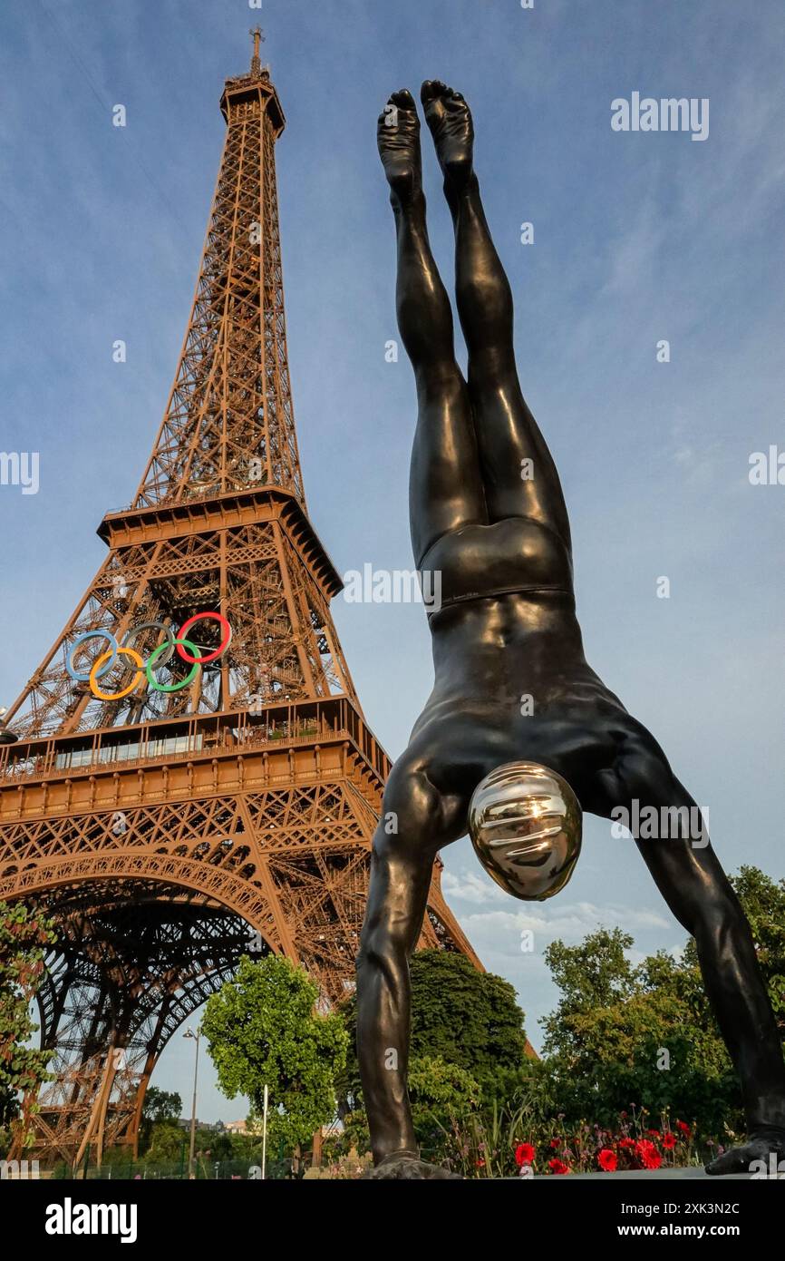 Paris, France. 20th July, 2024. A statue of an Olympic high diver and ...