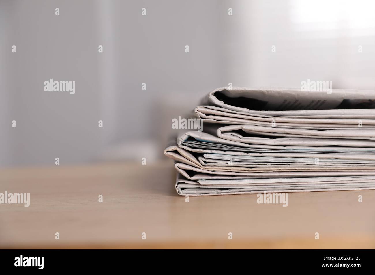 Newspapers in different languages hi-res stock photography and images ...