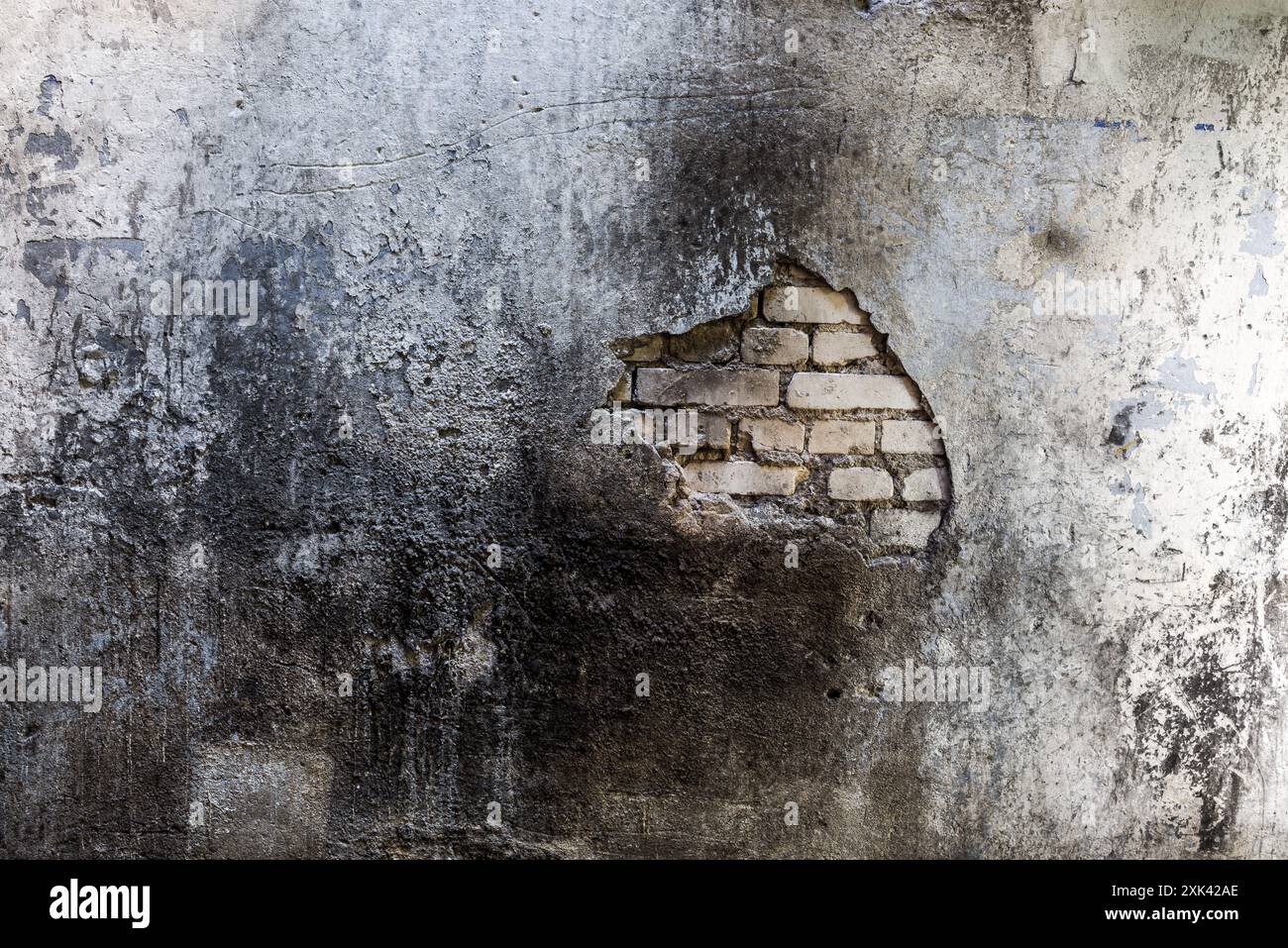 Brick wall crumbling plaster hi-res stock photography and images - Alamy