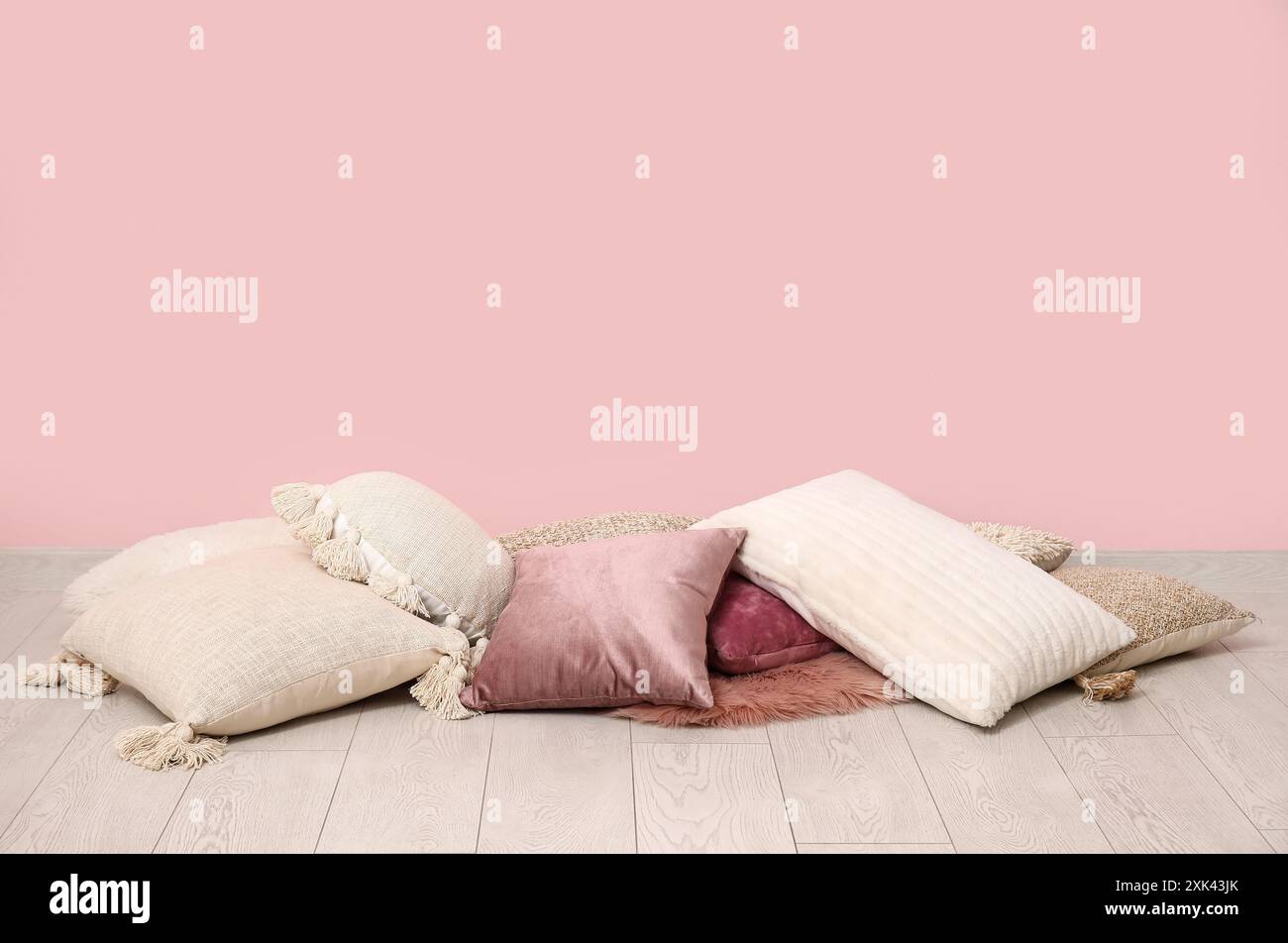 Lots of pillows hi-res stock photography and images - Alamy