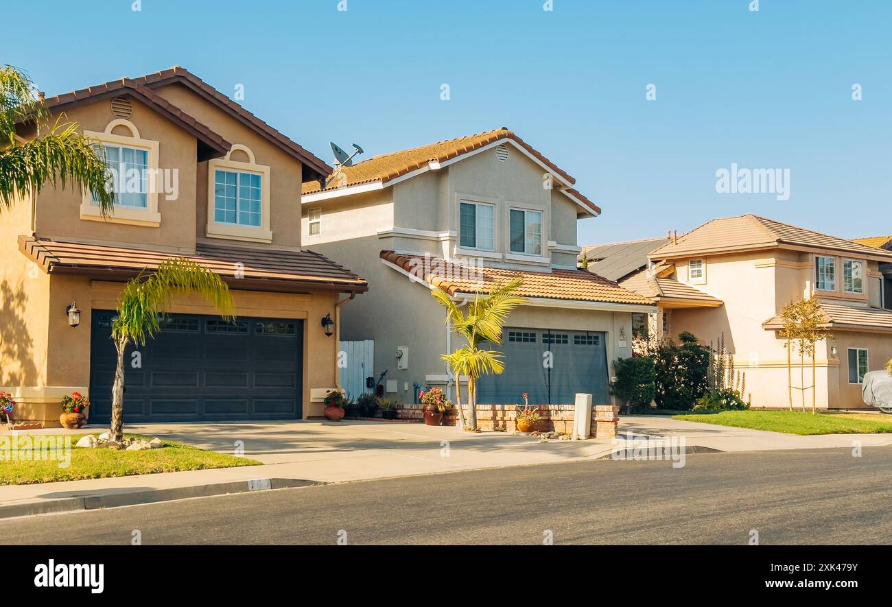 Two story home garage hi-res stock photography and images - Alamy